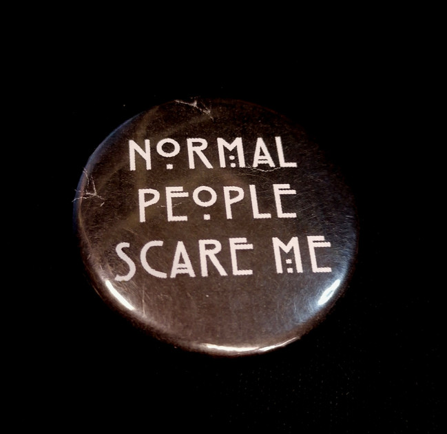 normal people scare me -button - Horror-Shop verkkokauppa