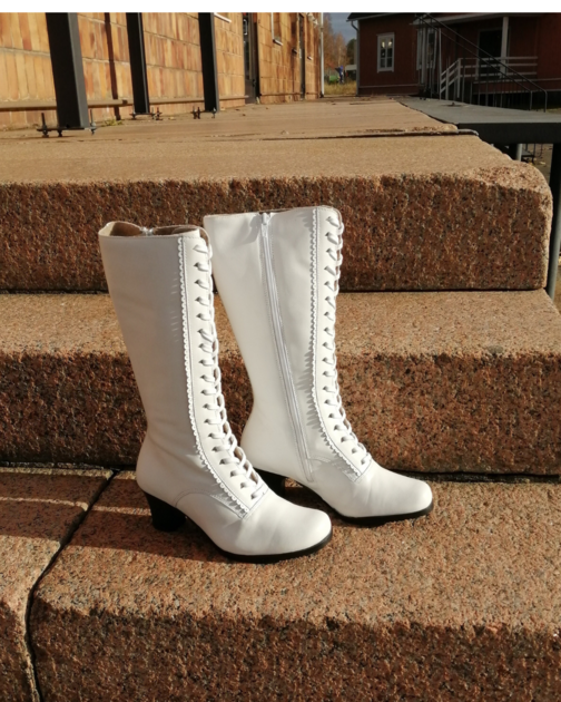 Valkoinen -pitkävartinen- nahkasaapikas-talvikenkä - Muotiputiikki Helmi