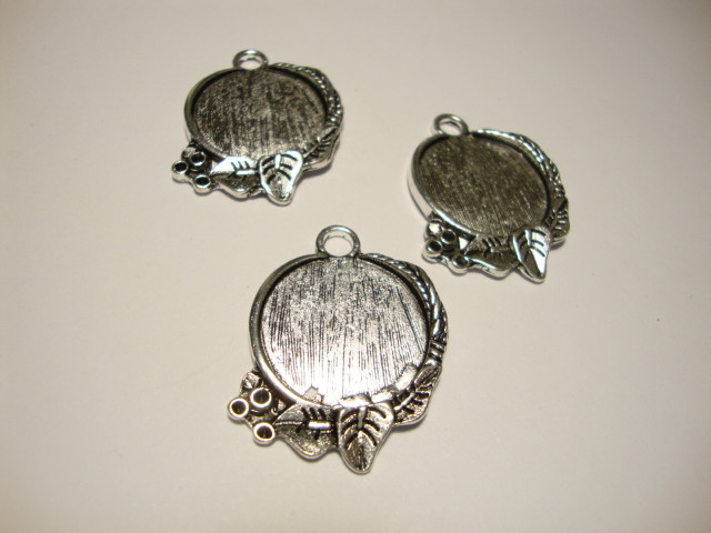 Riipus / kuvakehys hopeoitu pyöreä 23 mm, kuvan koko n. 20 mm ...