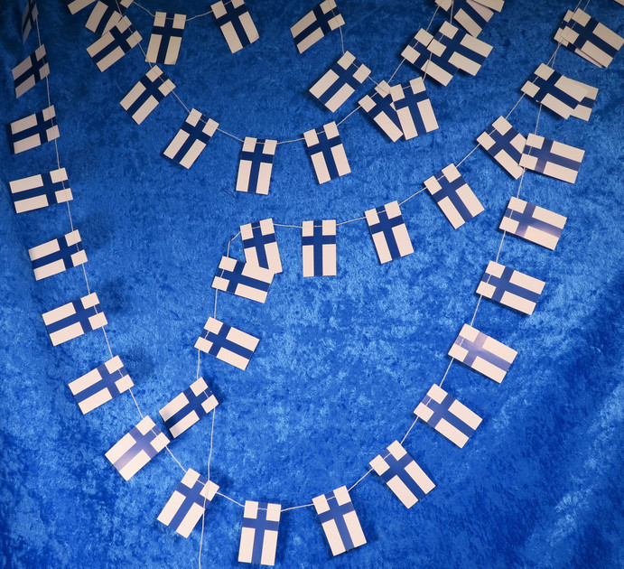 nauhassa Suomen lippuja 60 kpl – Kivikauppa Qii